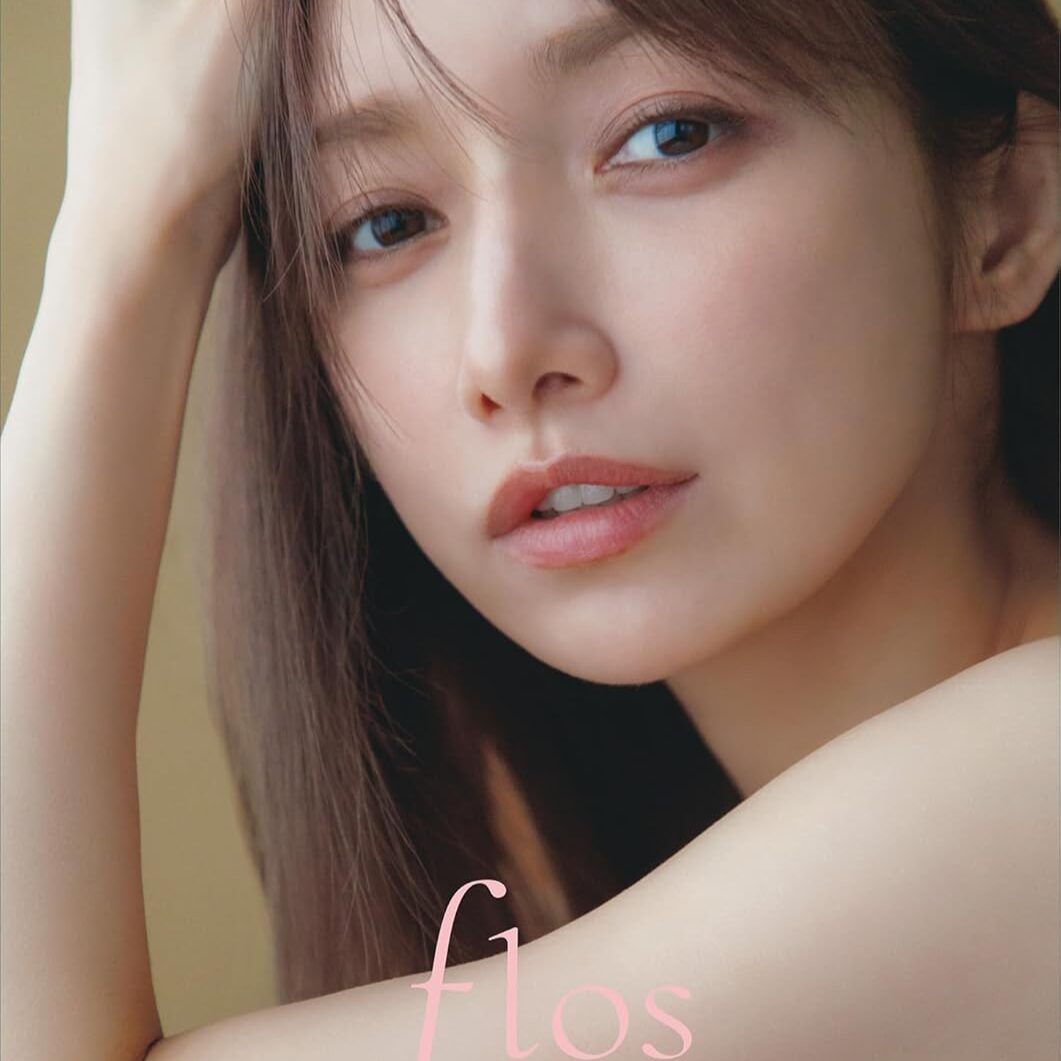 【写真全2枚】後藤真希の写真集『flos』が「日本歴代No.1」を達成！ 美太ももがまぶしい「未公開カット」を披露