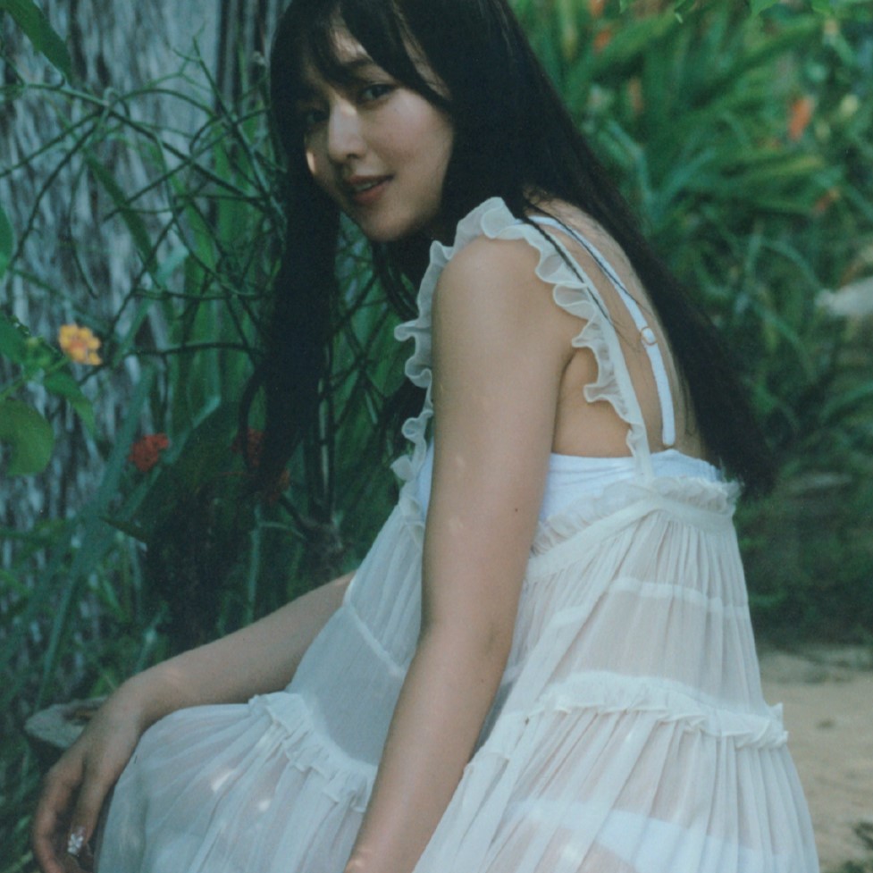 【写真全3枚】太ももが透けた「白ワンピ姿」も！那蘭のどか（iLiFE!）の1st写真集から表紙と先行カットが公開