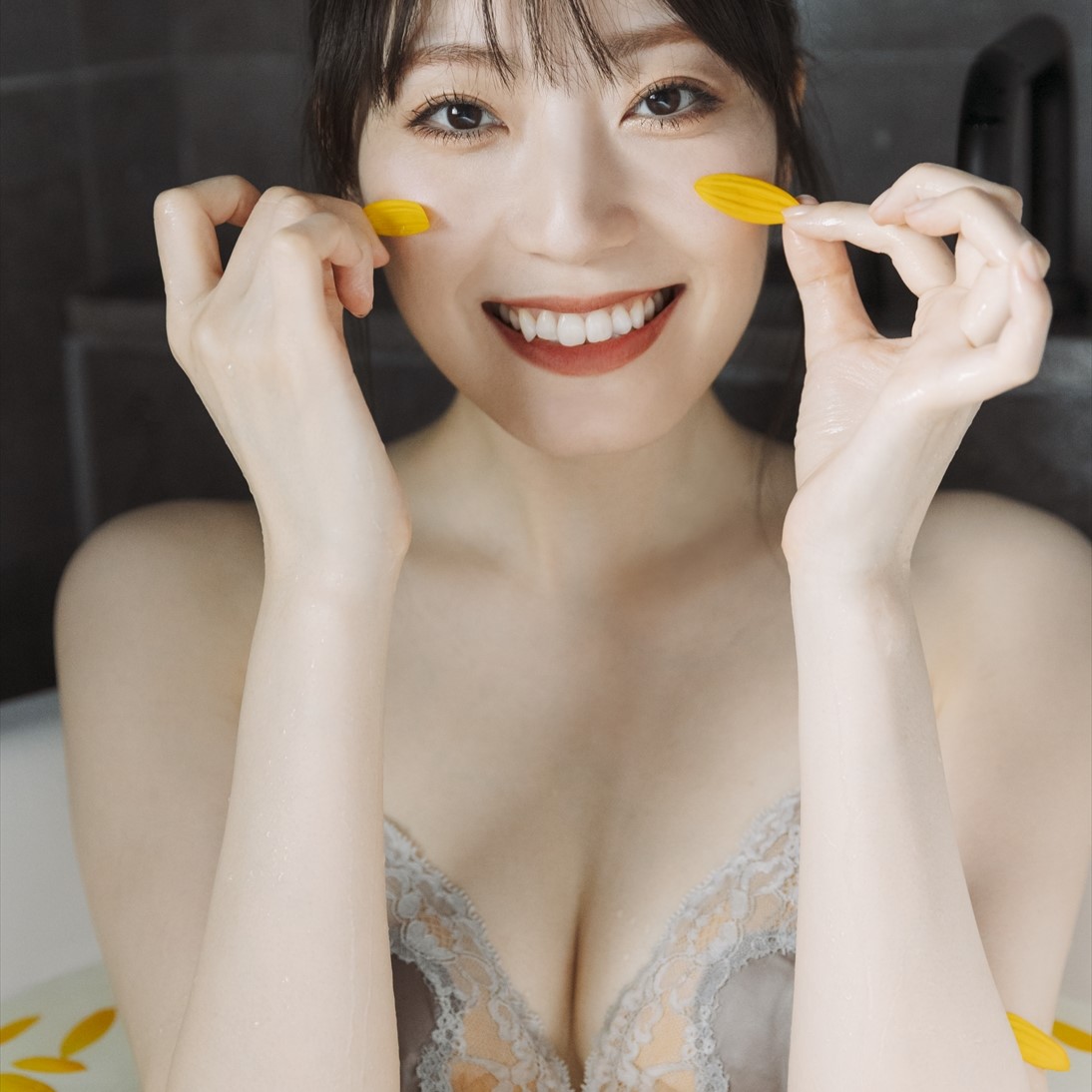 【写真全8枚】着物を脱ぎ捨て「妖艶なランジェリー」姿に!元akb48・松井咲子の3rd写真集から先行カットが公開